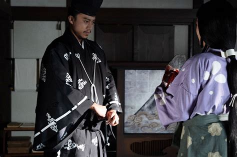 大河ドラマ「鎌倉殿の13人」第38話。のえ（菊地凛子）が持つ鏡に映る自分を見る北条義時（小栗旬）（c）nhk ― スポニチ Sponichi