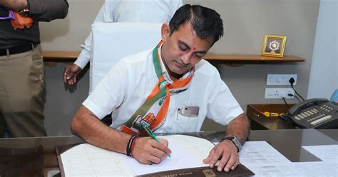 Fearing Arrest Gujarat Opposition Leader Keeps Date With Court