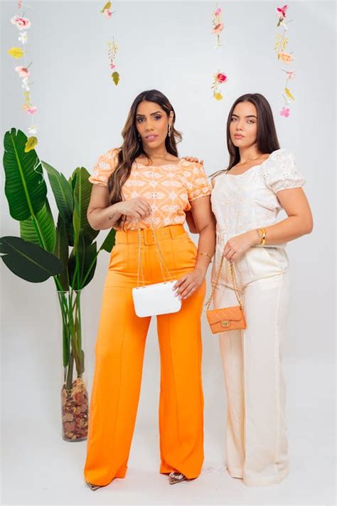 꽃 장식 꽃꽂이 나타내는 밝은 색 사진 촬영 세련된 스타일 세련된 여성 스타일 스타일 영감 스타일리시한 실내 사진 실내 설정 아름다움 액세서리 여름