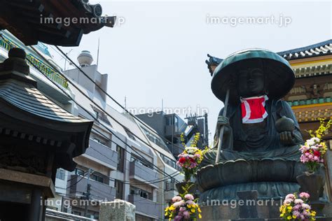 日本 東京都巣鴨地蔵通り商店街にある江戸六地蔵尊の眞性寺の写真素材 184653845 イメージマート