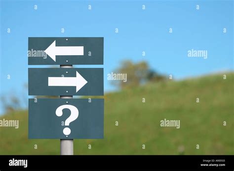 Three Part Sign With Blank Arrows Pointing Left And Right In Opposite