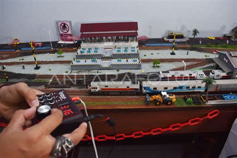 Diorama Stasiun Kereta Api Antara Foto