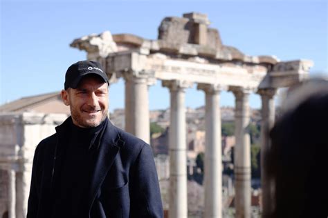 Totti E Noemi Bocchi Lui Risponde Alle Voci Di Crisi Conil Dito Medio