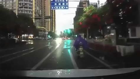 十字路口电瓶车被左转的汽车直接撞翻在地 腾讯视频
