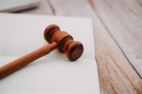 사무실 책상에 황동 규모와 계약 서류를 논의 하는 비즈니스 및 변호사 영화 곡물 효과 법률 법률 서비스 조언 정의 및 법률 개념