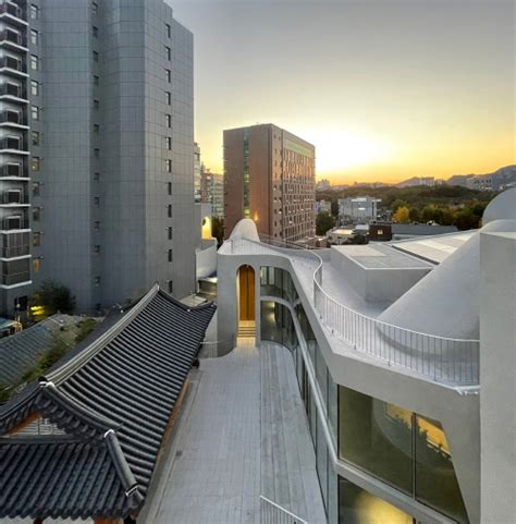 Critique 군도적 접근과 여백의 굴절 매스 스터디스