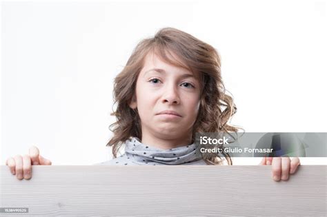 がっかりした女の子うんざりした顔木の看板を持っている 1人のストックフォトや画像を多数ご用意 1人 Z世代 α世代 Istock