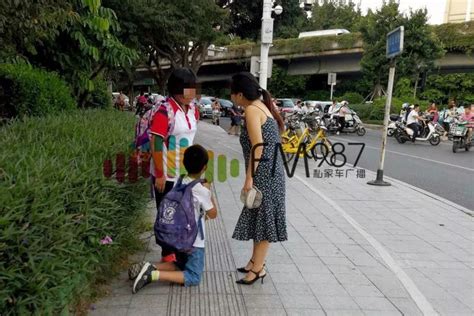 福州小学生当街罚跪！家长称：学习差，还要什么自尊！另爆莆田一小学学生作业没写要罚钱 搜狐大视野 搜狐新闻