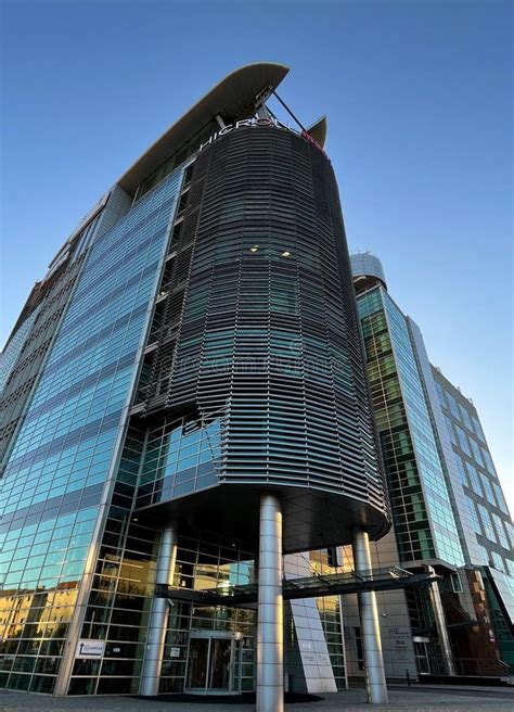 Poznan Poland 04102022 Fachada De Un Edificio De Cristal Moderno