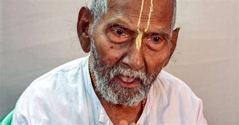 कुंभ के 129 साल के बाबा पोस्टर में बताया अपनी लंबी उम्र का राज