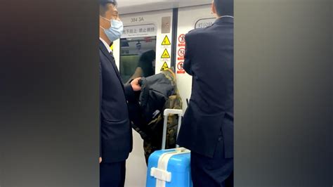 男子外套被地铁车门夹住，女友：多坐了几站，工作人员帮取下锋线视频澎湃新闻 The Paper