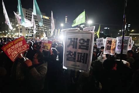 韩国国会连夜表决推翻戒严令 尹锡悦被迫让步下令撤回军队