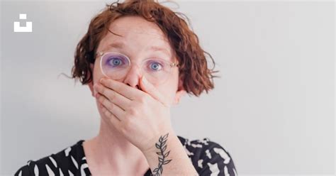 여자가 손으로 입을 가리고 있다 사진 Unsplash의 무료 사람 이미지
