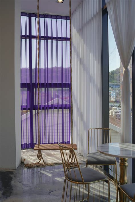 흰색과 파란색 창 커튼 사진 Unsplash의 무료 통영 이미지