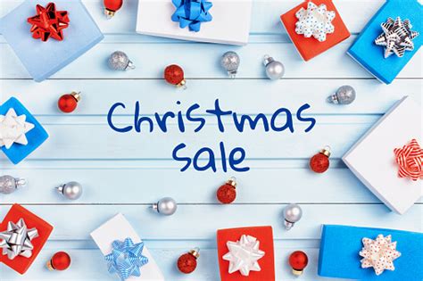 선물 상자 리본 및 크리스마스 공 파란 배경에 원형에 줄지어 있다 센터에서 크리스마스 판매 비문 이다입니다 축제 전단지입니다 겨울에 대한 스톡 사진 및 기타 이미지 Istock