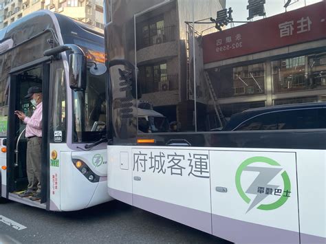 超貴的車禍，1200萬的電動公車撞1500萬的電動公車，府城客運一家親。永康中華路 台南式 Tainan Style