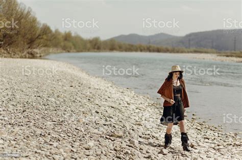 모자 프린지 판 쵸와 강 비치 Boho Hipster 여자 모습 여름 여행에 걷는 부츠 세련 된 Boho 여행자 여자 대기