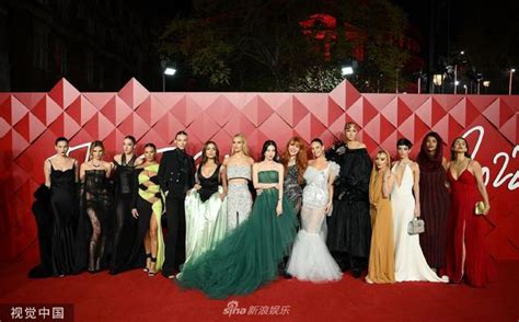 韩素希亮相英国时尚大奖红毯 穿墨绿色抹胸裙站C位 新浪图片