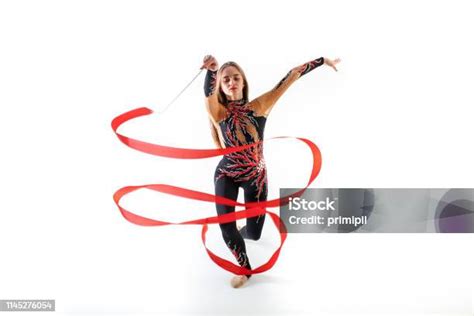 리듬 체조 흰색 바탕에 빨간 리본으로 젊은 체조 선수 소녀 가냘픈에 대한 스톡 사진 및 기타 이미지 가냘픈 건강한 생활방식 곡예 활동 Istock