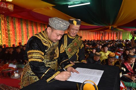 Masyarakat Adat Dapatkan Kado Istimewa Dari Payung Panji Adat Pada Hari