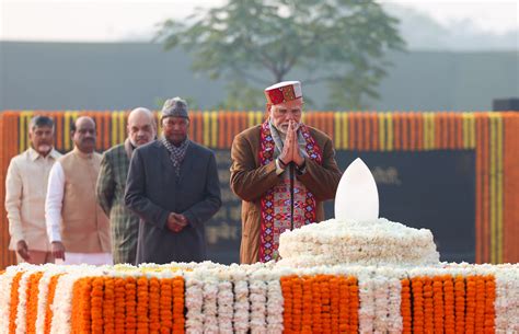 Pm Modi Pays Tribute To Former Pm Atal Bihari Vajpayee Pens Emotional