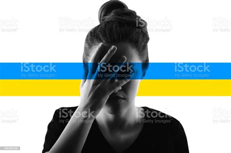 흰색 배경에 눈에 우크라이나어 국기 줄무늬가있는 여성의 실루엣 초상화 우크라이나 전쟁 2022년 러시아의 우크라이나 침공에 대한 스톡 사진 및 기타 이미지 2022년