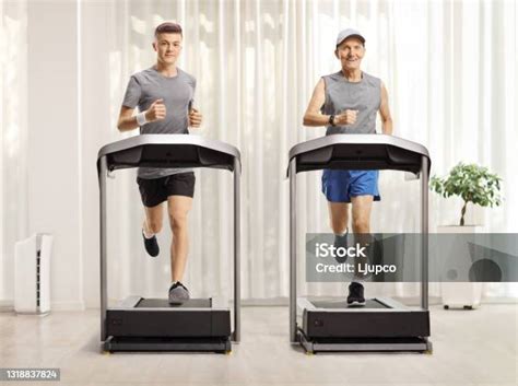 방에서 러닝 머신에서 달리는 젊은이와 노인의 전체 길이 초상화 아버지에 대한 스톡 사진 및 기타 이미지 아버지 아들 체육관 Istock