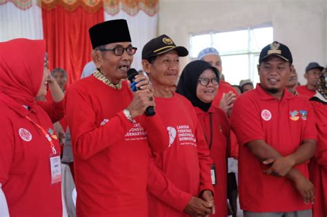 Risma Tertawa Saat Diminta Jabat Mensos Seumur Hidup