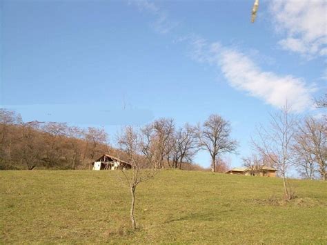 Северна България Стара къща с голям двор 8000 кв м в село на 40 км от Елена Агенция РОНИ