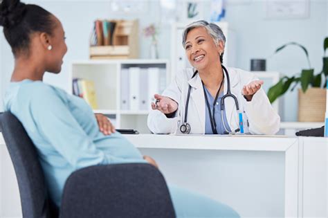 의사 임산부 및 상담 병원 사무실의 여성 및 산부인과와의 의사 소통 도움과 신뢰로 대화 산모 건강 관리 및 임신 의학적 조언 및