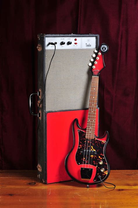 Electric Ukes Amplifying The Ukulele Ukulele Magazine