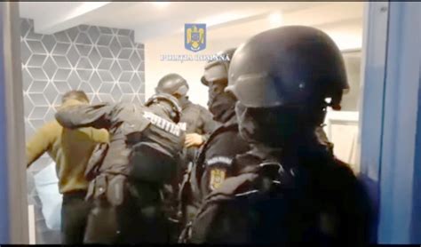 Zeci de percheziții DIICOT Bacău într un dosar de înșelăciune și spălare de bani Video Jurnal FM