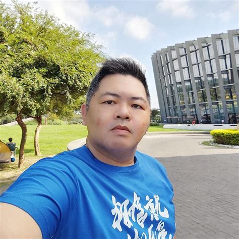 Shih Yuan ＜內容簡介＞ 日常生活周遭中所有的電子設備，幾乎都是由電子電路所構成。電子電路是目前眾多科技發展的基礎核心，無論物聯網