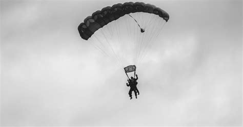 강렬함 경험 공기 공중 구름 구름 낀 하늘 낙하산 날으는 높은 높이 다이나믹한 대담한 떨리는 레저 레크리에이션 모험 바람 블랙 앤 화이트