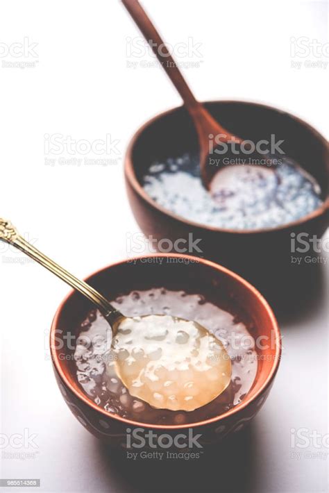 사고 또는 Sabudana 죽 조리법에 대 한 아기 숟가락 선택적 포커스와 함께 그릇에 제공 0명에 대한 스톡 사진 및 기타