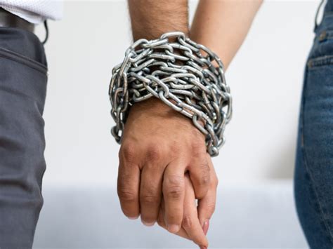 14 Warning Signs You Re In A Toxic Relationship