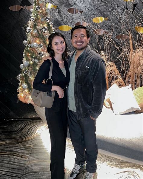 7 Potret Mesra Joshua Suherman And Istri Sering Bergaya Kocak Hingga