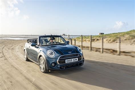 『ミニ・コンバーチブル』に懐かしの名称を冠した限定車“サイドウォーク・エディション”が登場 クルマ Autosport Web