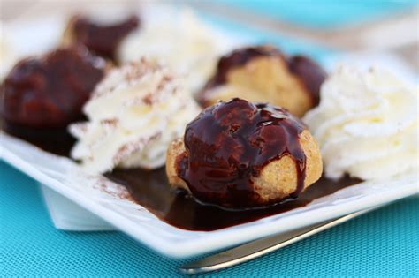 휘 핑 크림과 초콜릿 유약 한 접시에 맛 있는 Profiteroles 닫습니다 수평 0명에 대한 스톡 사진 및 기타 이미지 0명 갈색 거품 내기 Istock