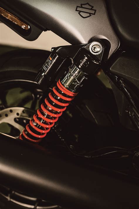 복잡한 도심 정글을 돌파하라 할리데이비슨 스트리트 로드 월간모터바이크