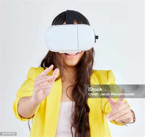 가상 현실 메타버스 그리고 하얀 배경에 고립된 스튜디오에서 기술을 가진 행복한 여성 Vr 미래형 및 판타지 경험 사이버 게임