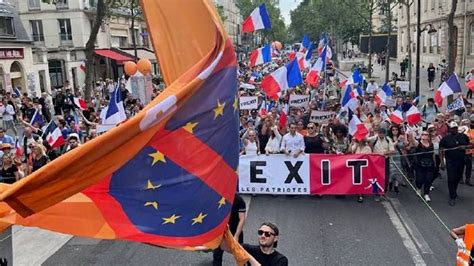 英国“脱欧”完法国“脱”？法国街头爆发抗议：撕毁欧盟旗帜，要求退出欧盟 凤凰网视频 凤凰网