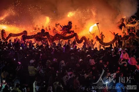 湖南吉首：龙舞钢火闹元宵 人民图片网