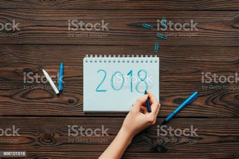 자른 나무 표면에 2018 노트북 클립 연필 주변에 작성 하는 여자의 2018년에 대한 스톡 사진 및 기타 이미지 2018년