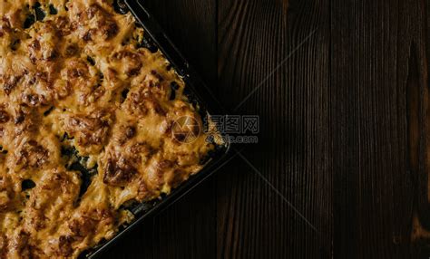 烤箱里的烤肉就躺在黑金属烘烤板上高清图片下载 正版图片503988450 摄图网