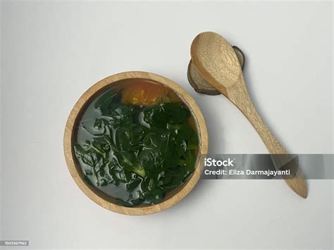 모링가 맑은 수프 또는 사유르 베닝 다운 켈로르는 모링가 올리페라 잎 양념에 토마토 샬롯 월계수 잎 소금 물을 넣어 만든