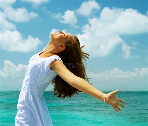 Menina Na Praia Do Oceano Imagem De Stock Imagem De Praia