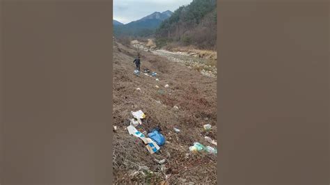 매월 15일 말일 1달에 두번 마을 주변과 도로에 흐레기를 청소하시는80대 할아버지 동네 어르신들은 고스톱칠때 쓰레기를 줍으신다