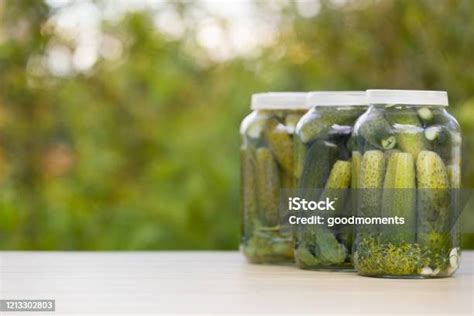 정원의 테이블에 세 유리 항아리에 통조림 오이의 클로즈업 야외 수제 햇볕이 잘 드는 오이 절인 가정 생활에 대한 스톡 사진 및 기타 이미지 Istock
