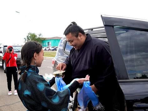 Японы сүмо бөхийн озэки цол хүртсэн Б Лхагвасүрэн мялаалга наадмаа хийхээр Дорнодын Сэргэлэн